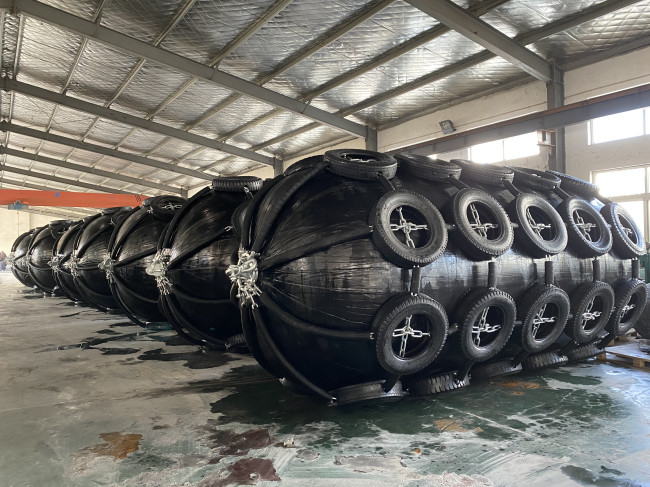 ISO17357 Marine Pneumatic Rubber Fenders Ship Berthing Dock Bumpers